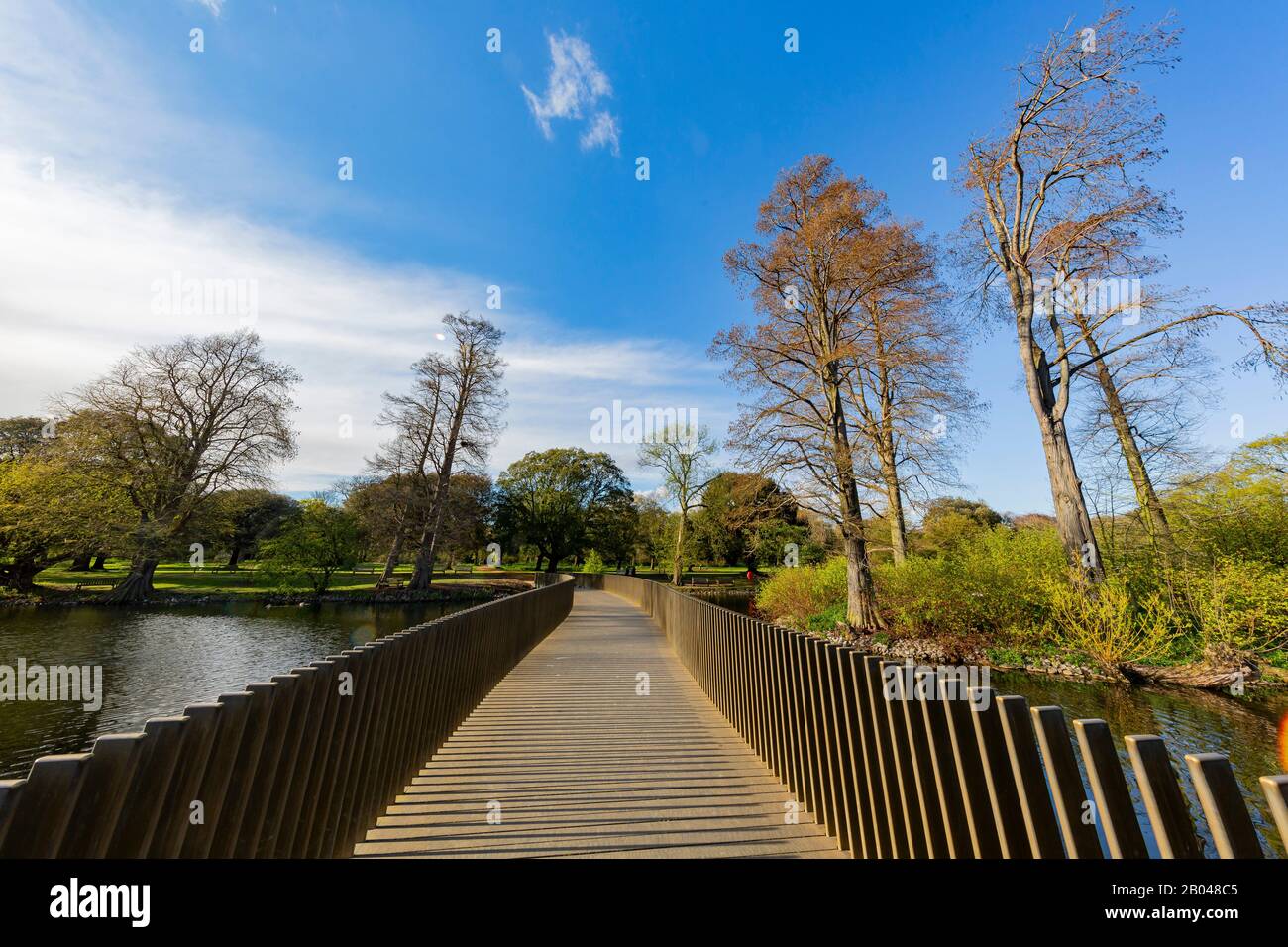 Sackler bridge kew gardens hi-res stock photography and images - Alamy