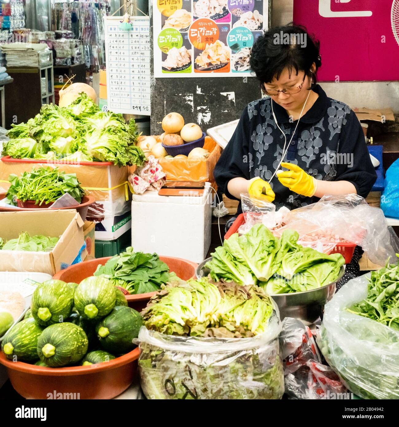 Seoul, South Korea - June 26, 2017: Vendor woman peels garlic for sale ...