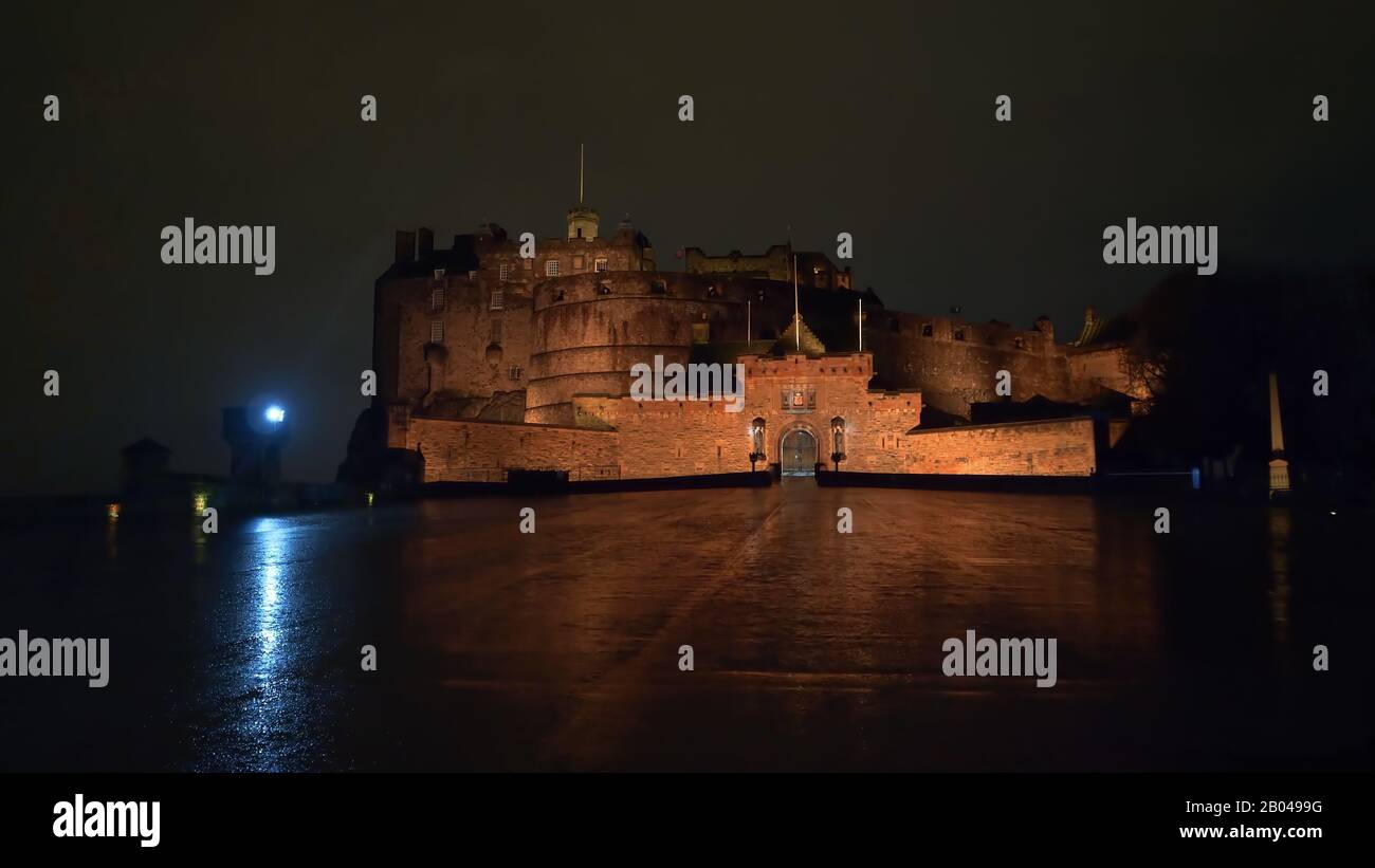 Edinburgh Castle - beautiful night view Stock Photo - Alamy