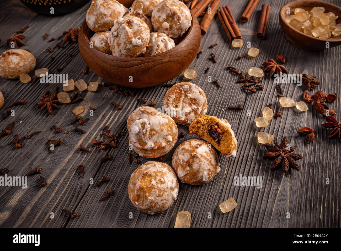 Round sweet gingerbread cookies Stock Photo - Alamy