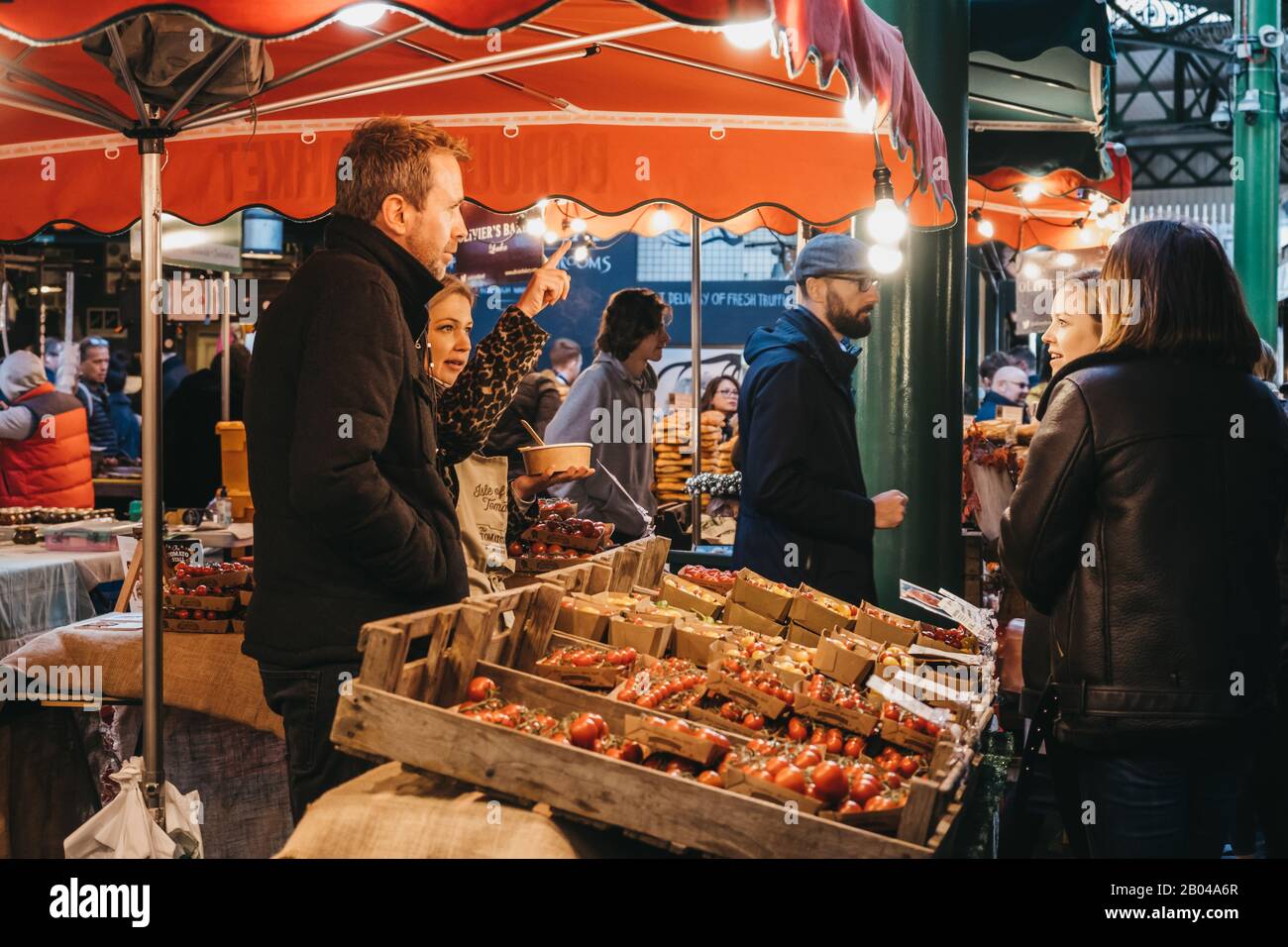 Uk market stall talking hi-res stock photography and images - Alamy