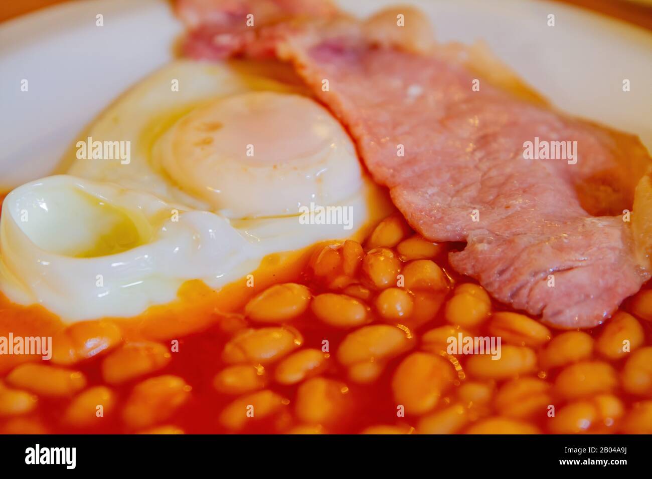 Close up shot of a traditional England style breakfast with beans, egg ...