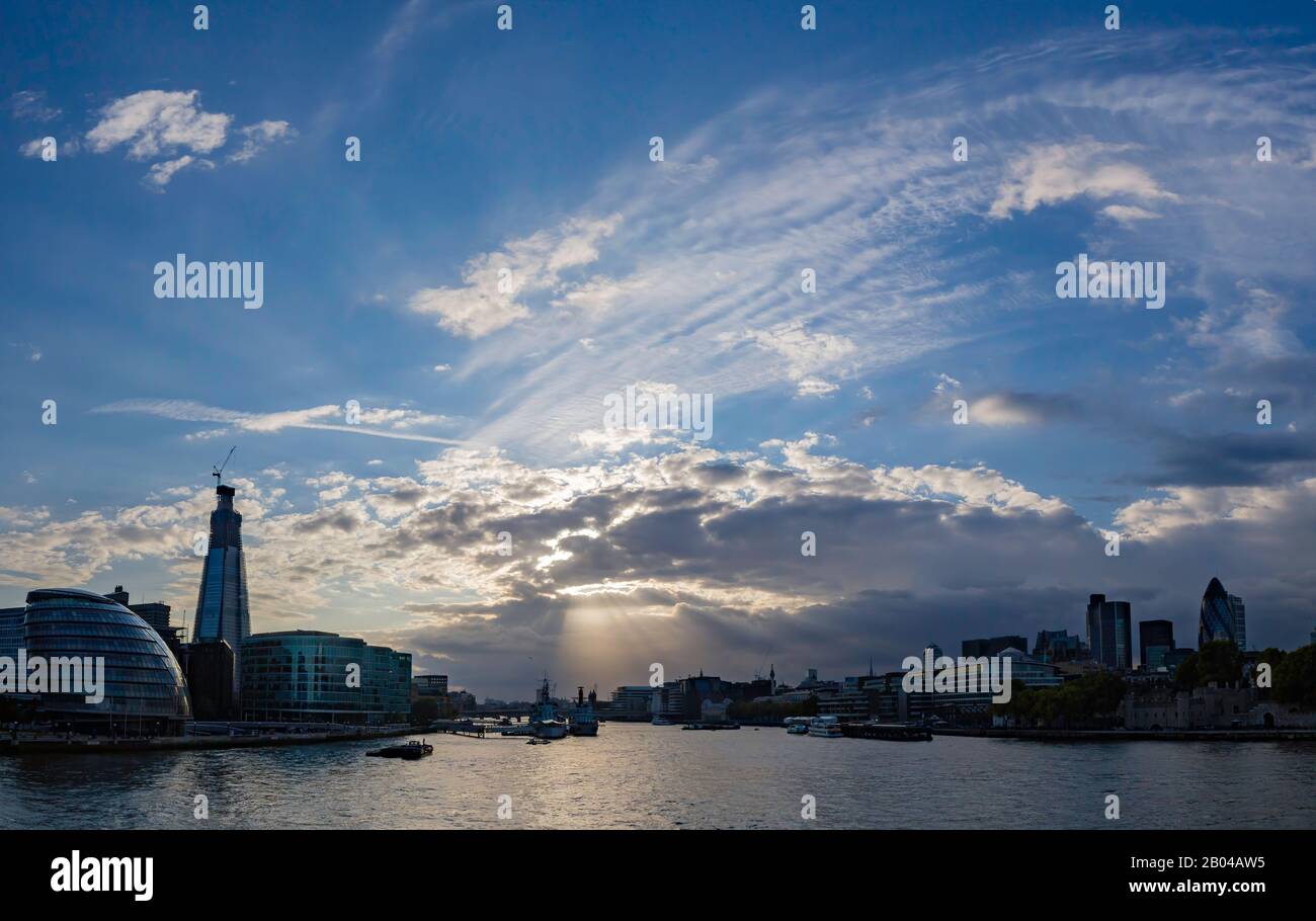 Sunset landscape of Thames River at London, United Kingdom Stock Photo ...