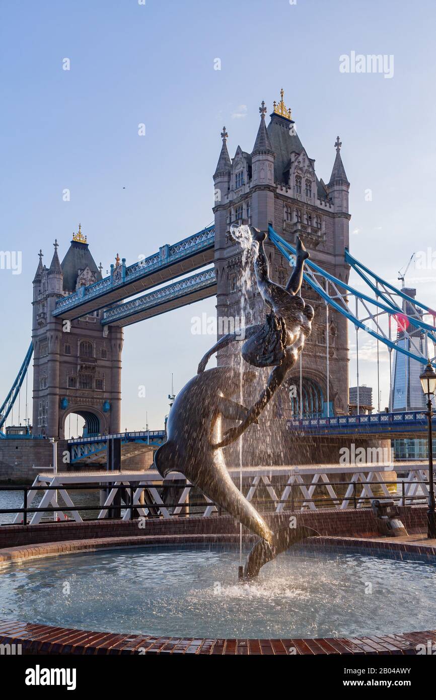 Afternoon view of the tower bridge and the dolphin statue at London ...