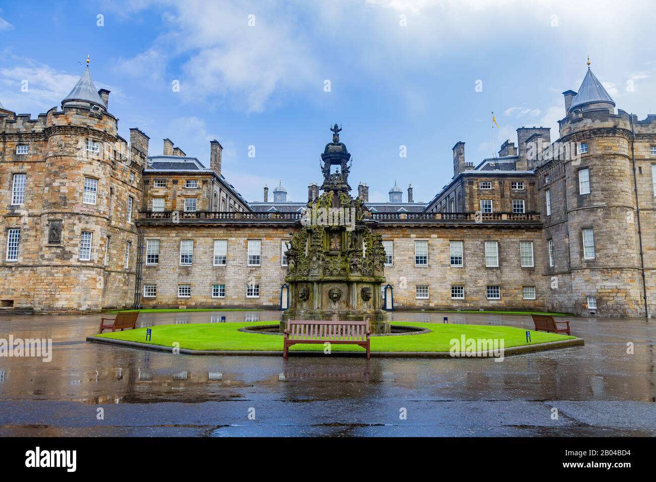 Exterior view of The Palace of Holyroodhouse at Edinburgh Stock Photo ...