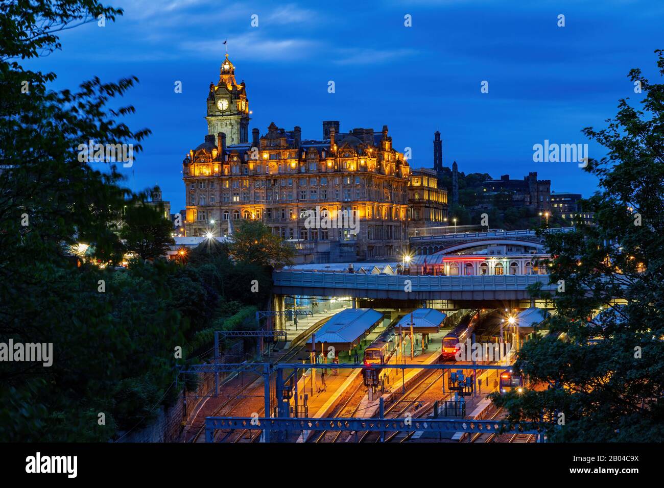 Night view of the train station at Edinburgh Stock Photo - Alamy