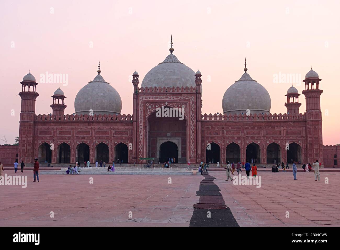 Main prayer hall and court of Badshahi Mosque, Lahore, Pakistan Stock ...