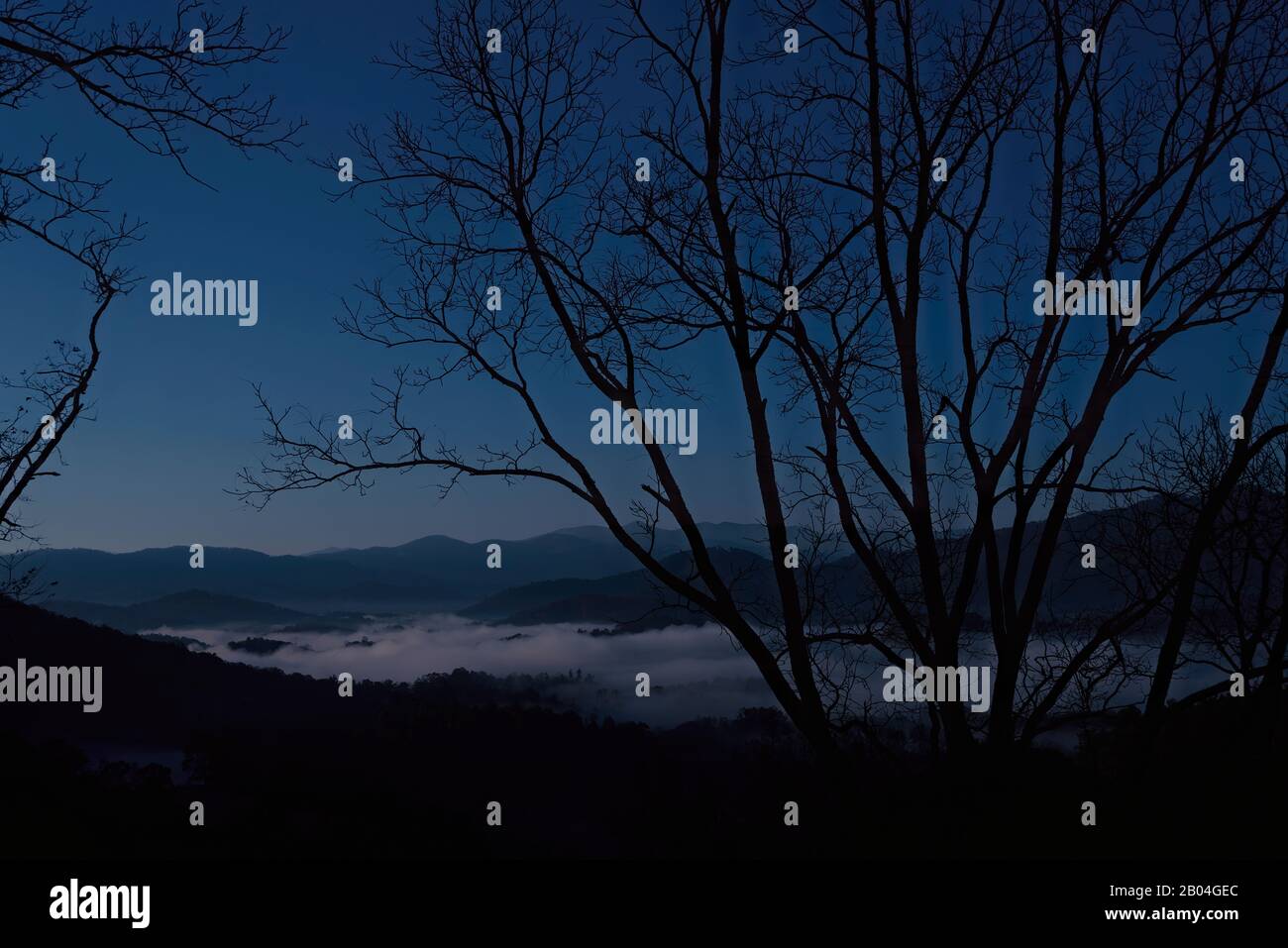 Mist over the valley hi-res stock photography and images - Alamy