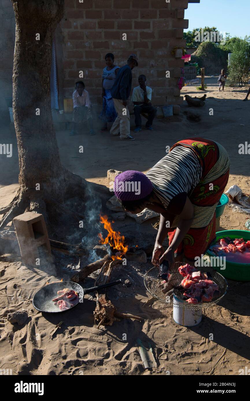 African woman cooking in africa hi-res stock photography and images - Alamy