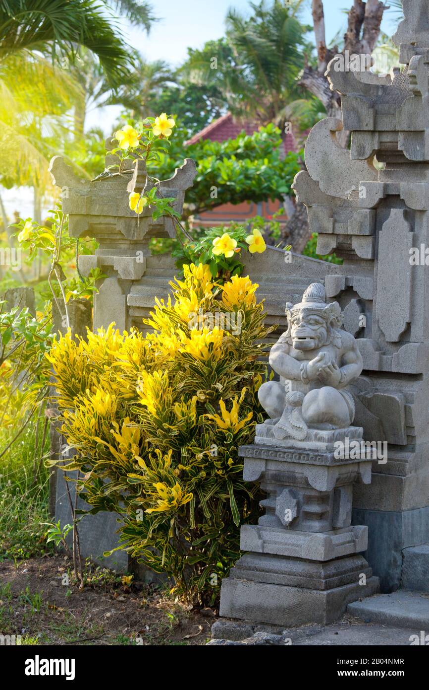 traditional Bali architecture, sculpture and flowers background Stock ...