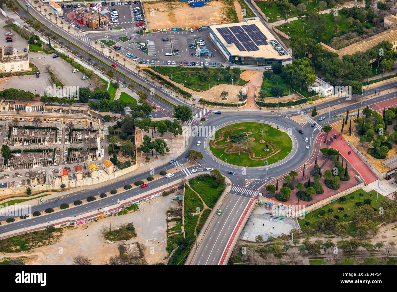 Sa riera skatepark und palma friedhof am kreisverkehr hi-res stock ...