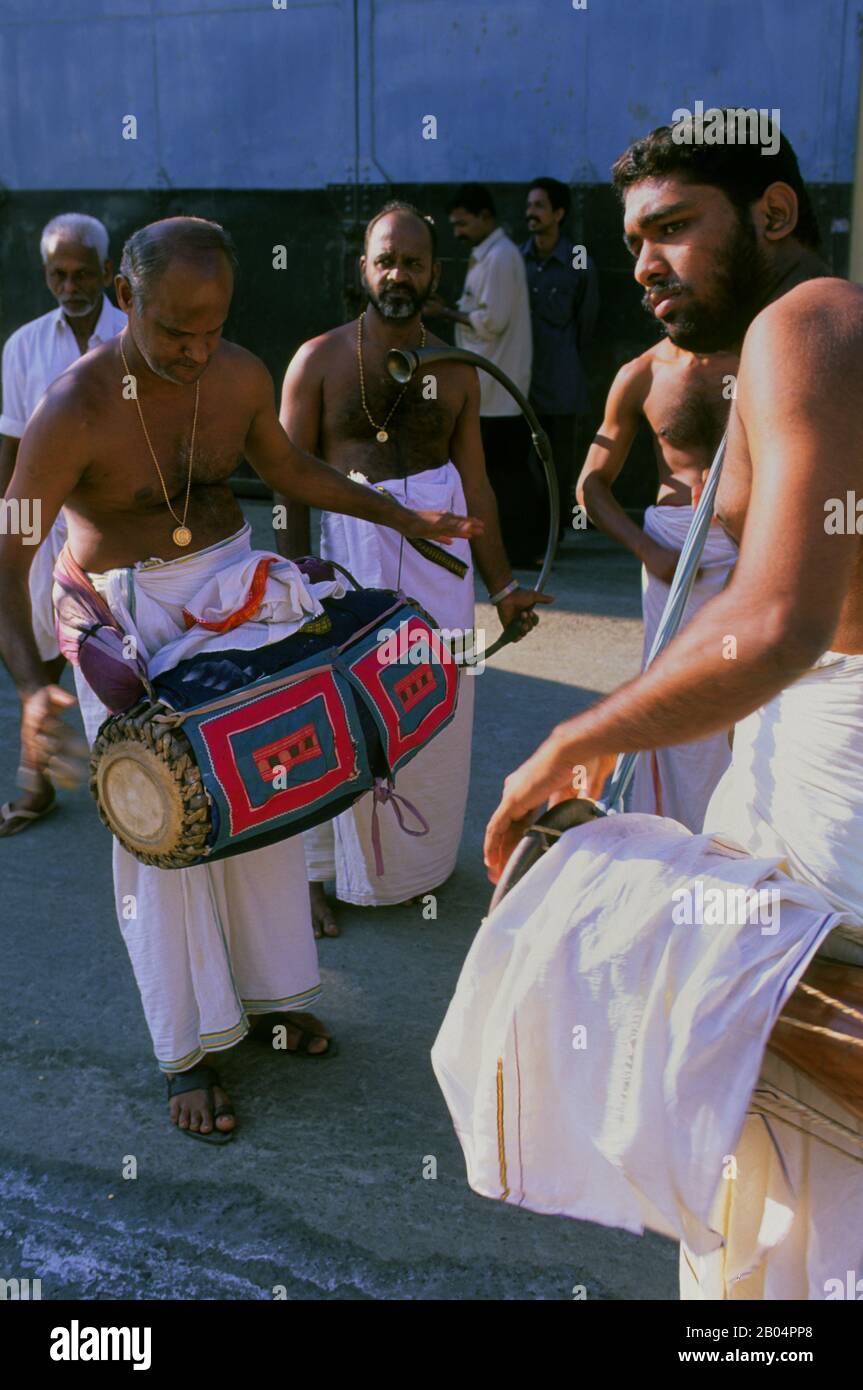 India street musicians hi-res stock photography and images - Alamy