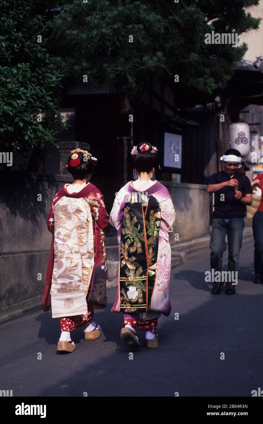 Geisha street scene hi-res stock photography and images - Alamy