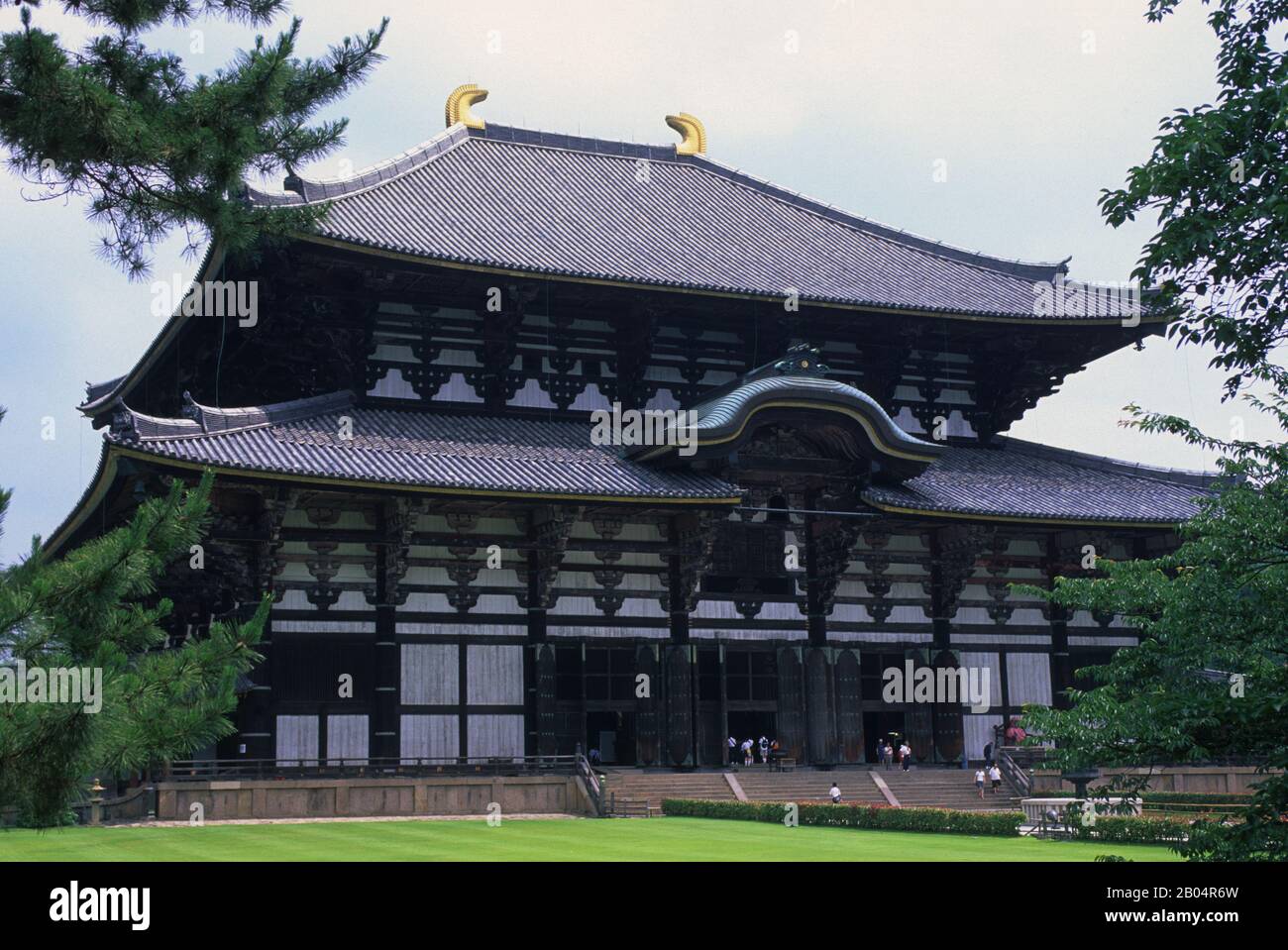 View of the Great Buddha Hall of the Todai-ji (Eastern Great Temple ...