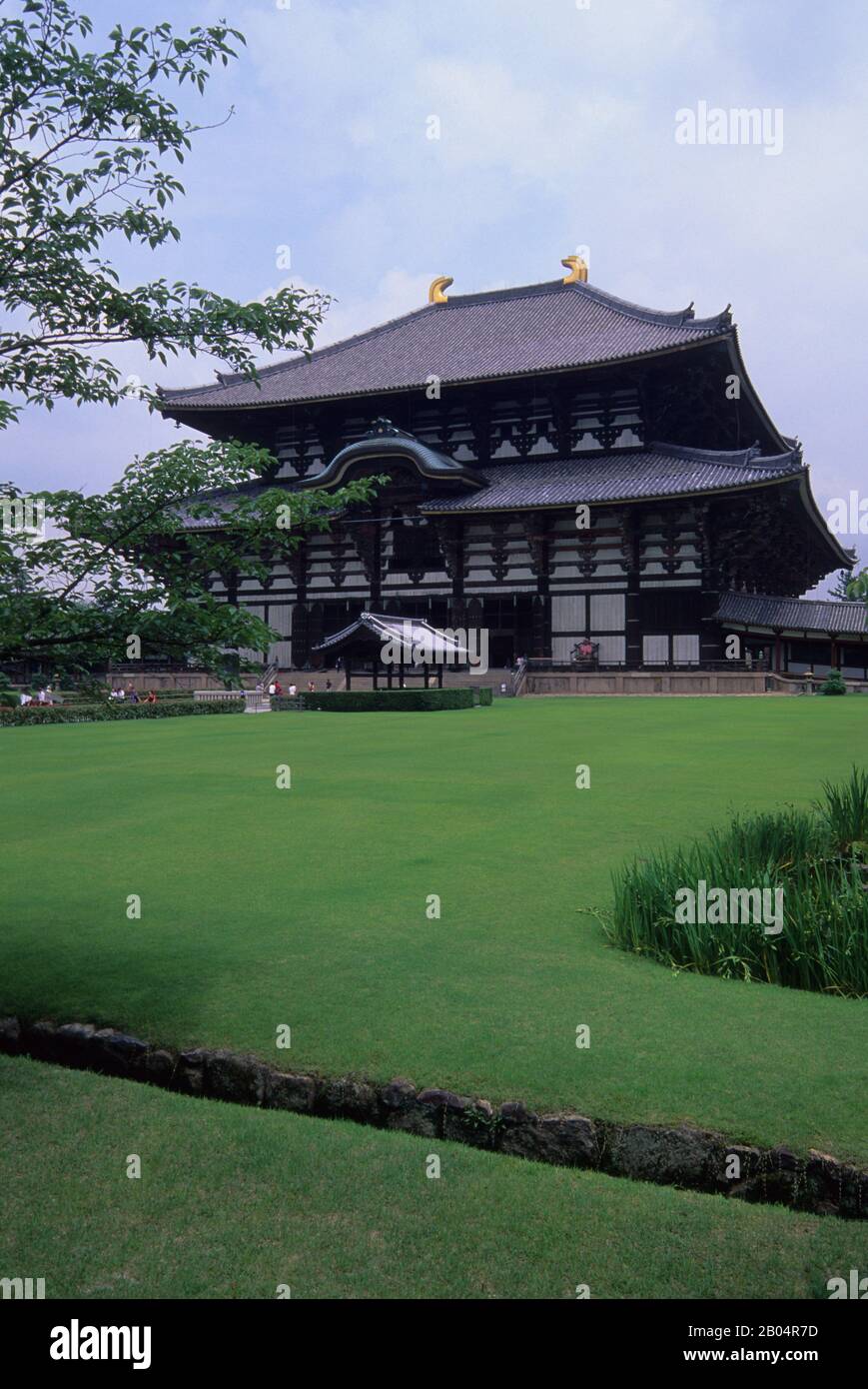 View of the Great Buddha Hall of the Todai-ji (Eastern Great Temple ...
