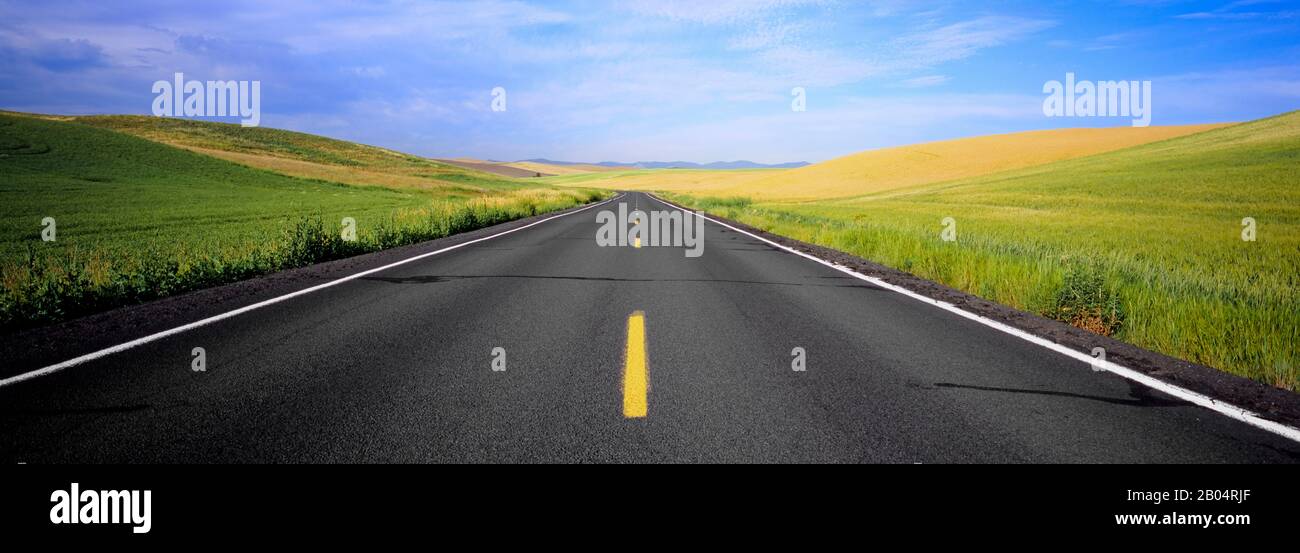Dotted road line hi-res stock photography and images - Alamy