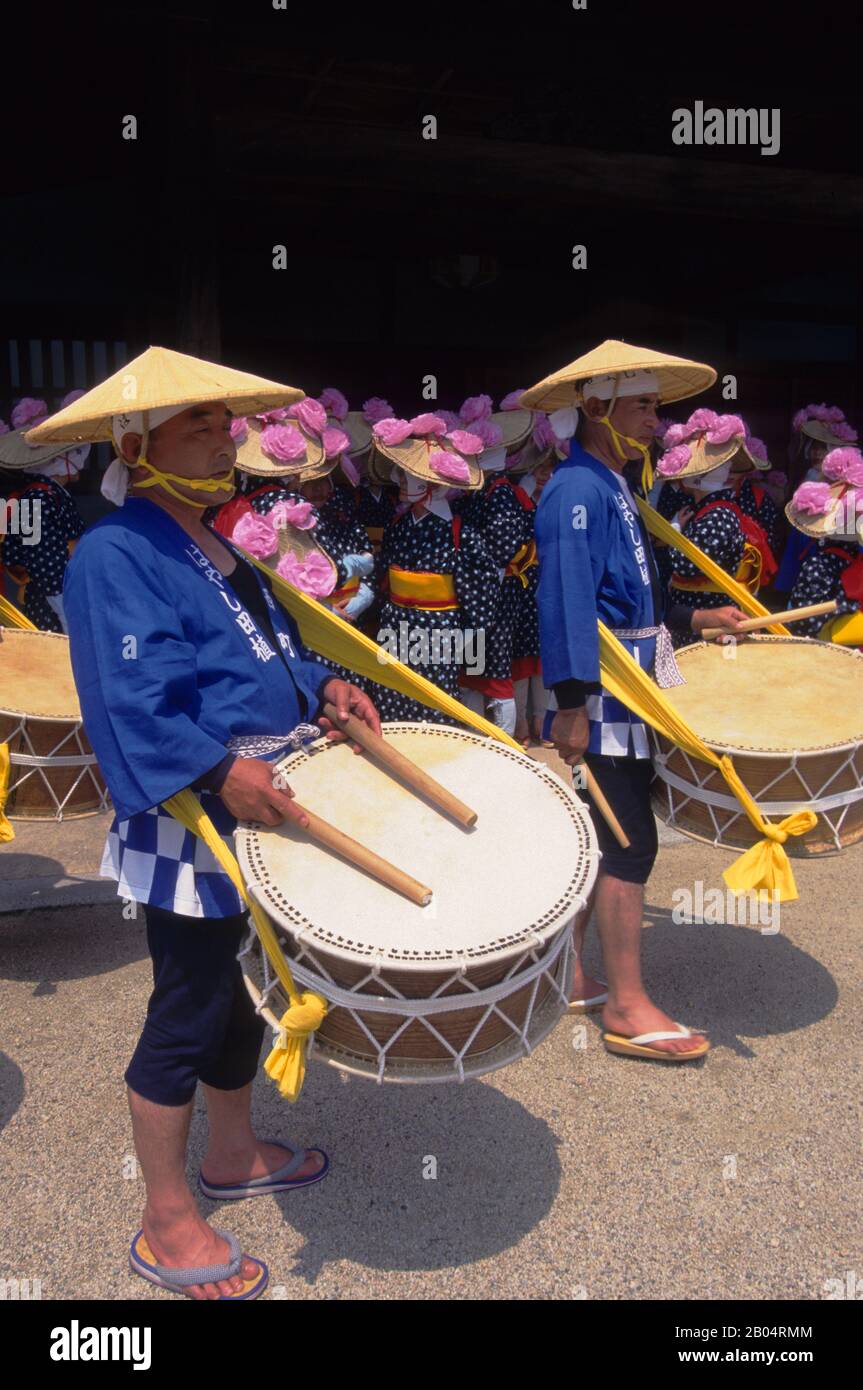 Drummers playing traditional drums hi-res stock photography and images ...