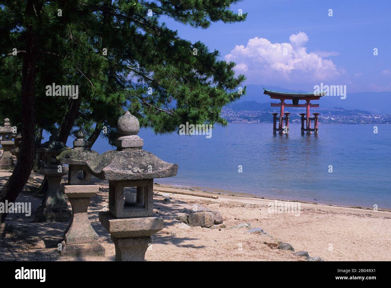 View of the floating tori gate of the Itsukushima Shrine (Shinto shrine ...