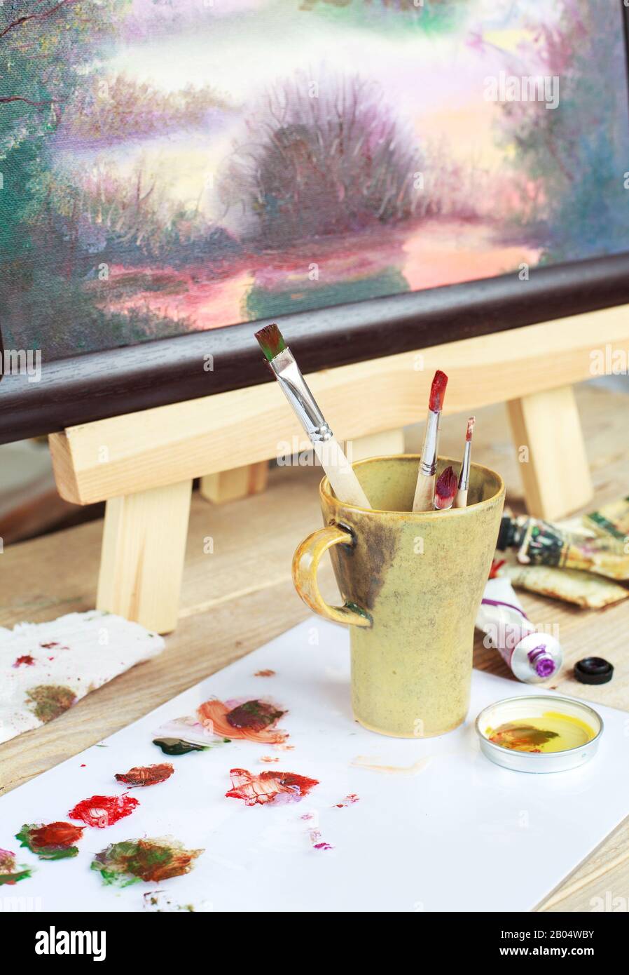 Easel mounted canvas hi-res stock photography and images - Alamy