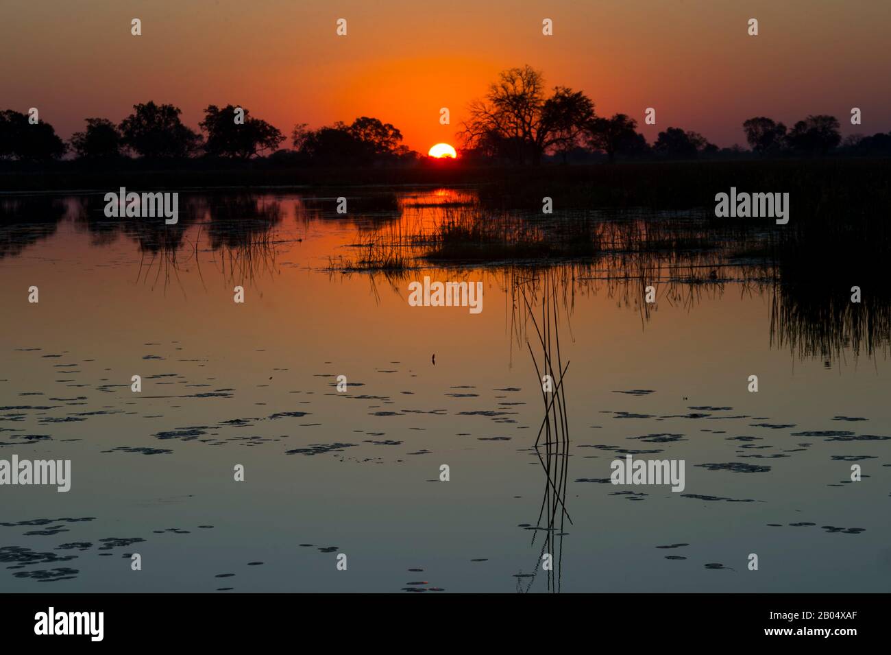 Setting sun over river hi-res stock photography and images - Alamy