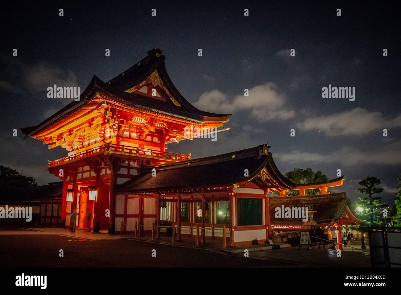 Night photo of the Fushimi Inari Taisha Shrine in Kyoto, Japan Stock ...