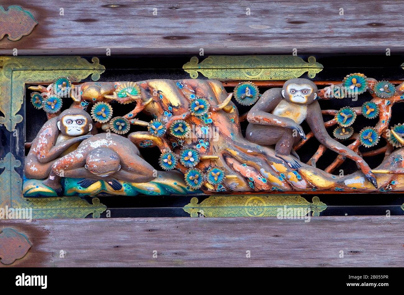 sculptures next to the sculptures of the three wise monkeys . Tosho-gu ...