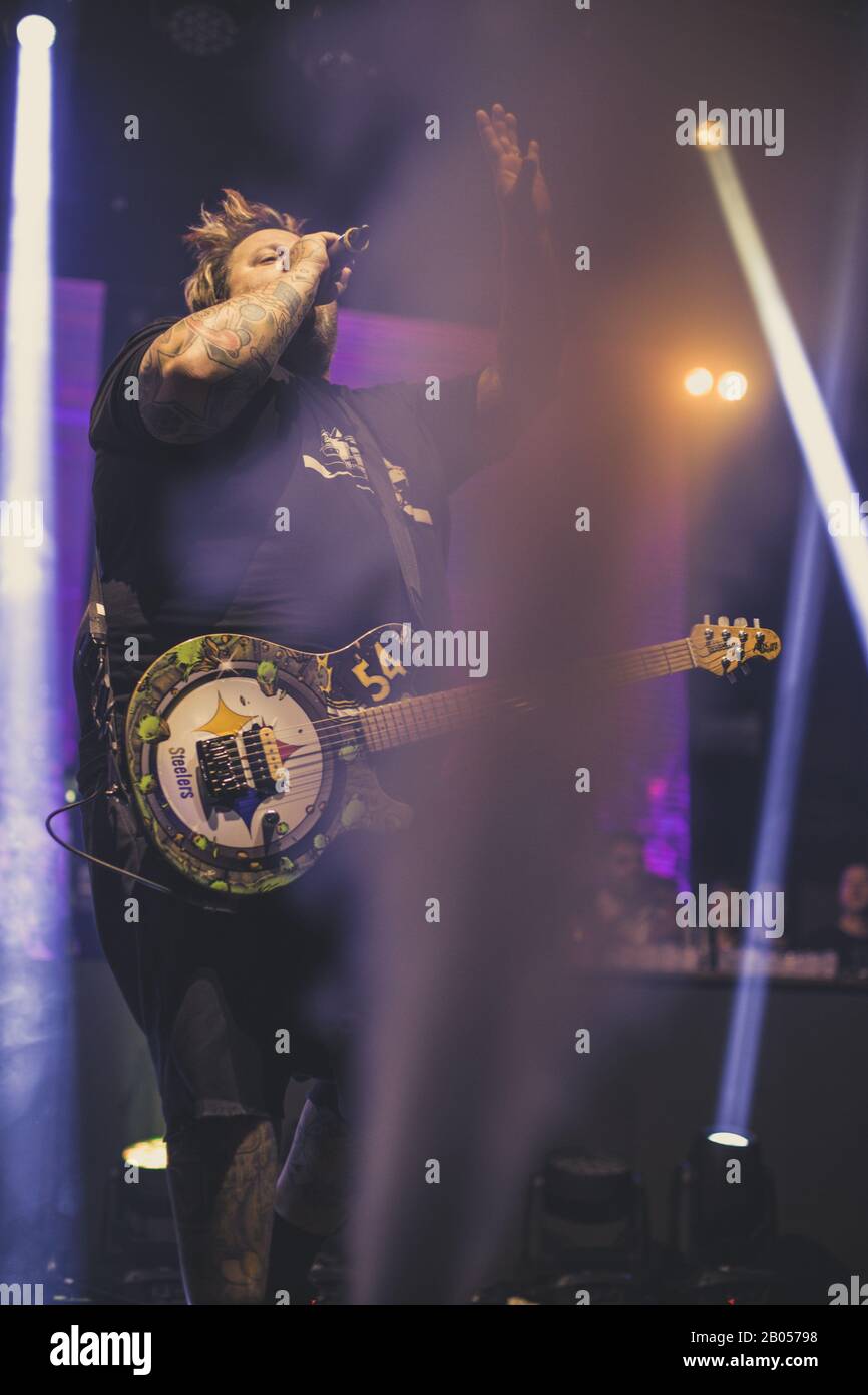 Jaret Reddick singer from bowling for soup, live at o2 victoria ...