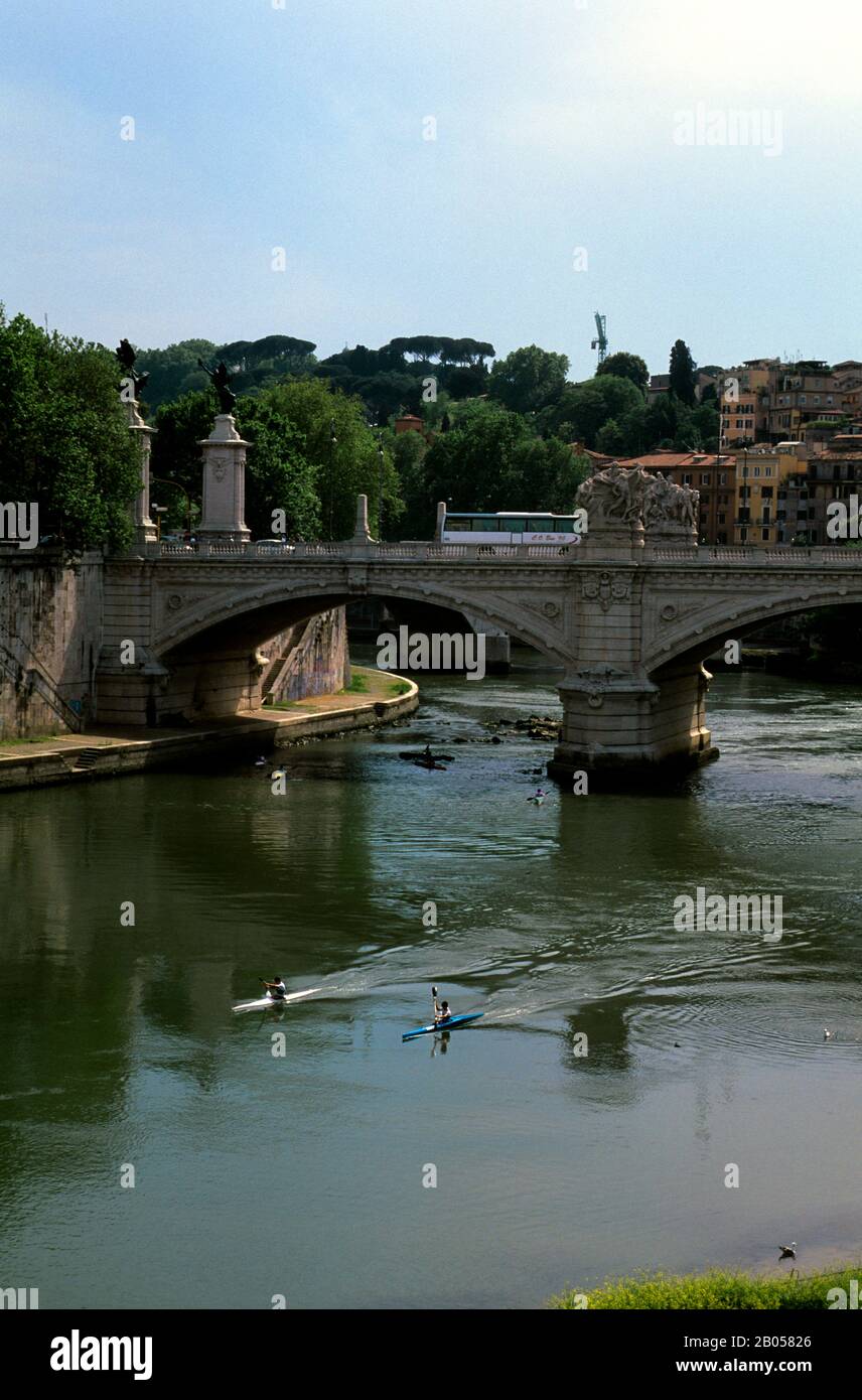 ITALY, ROME, TEVERE (TIBER) RIVER, VITTORIO BRIDGE, PEOPLE IN KAYAK ...