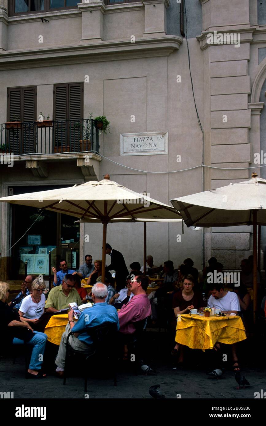 Dining at piazza navona hi-res stock photography and images - Alamy