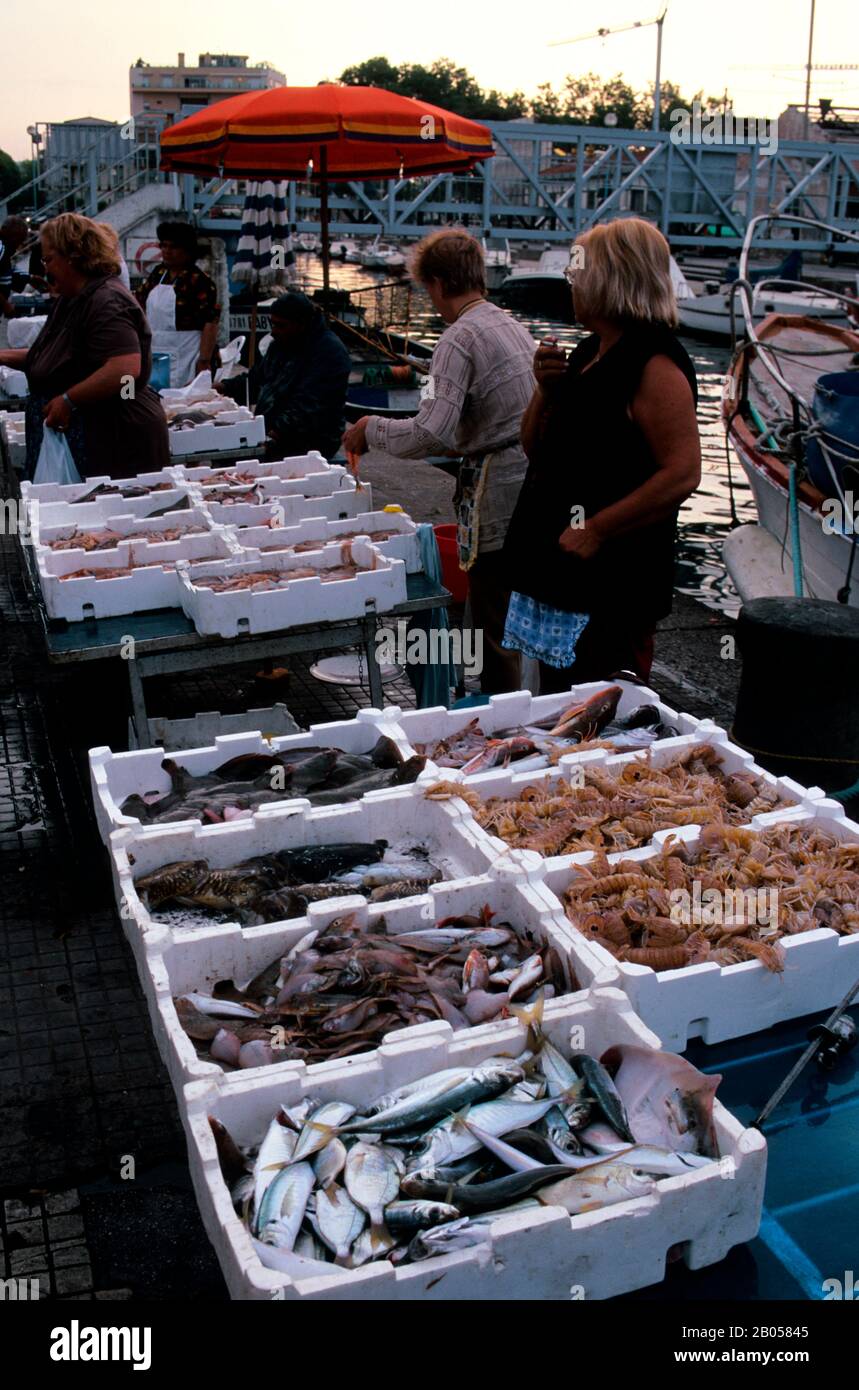 Fresh fish at the port hi-res stock photography and images - Alamy