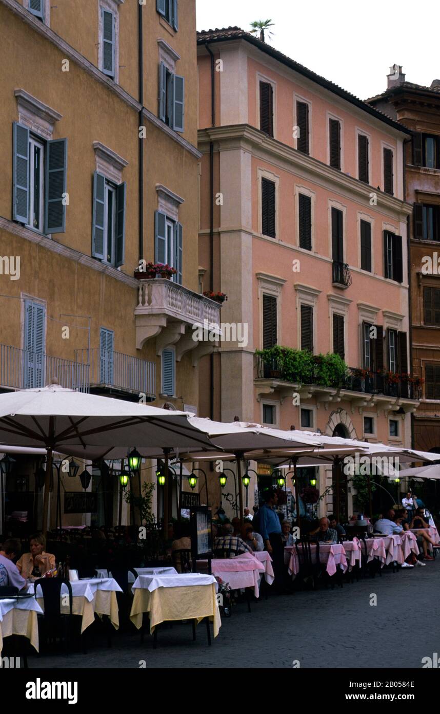 ITALY, ROME, PIAZZA NAVONA, SIDEWALK CAFE Stock Photo - Alamy