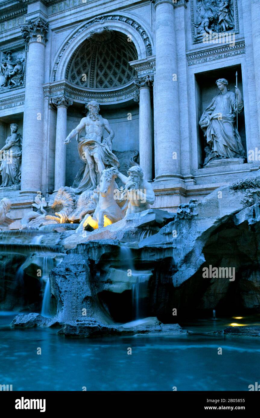 ITALY, ROME, TREVI FOUNTAIN AT NIGHT Stock Photo - Alamy