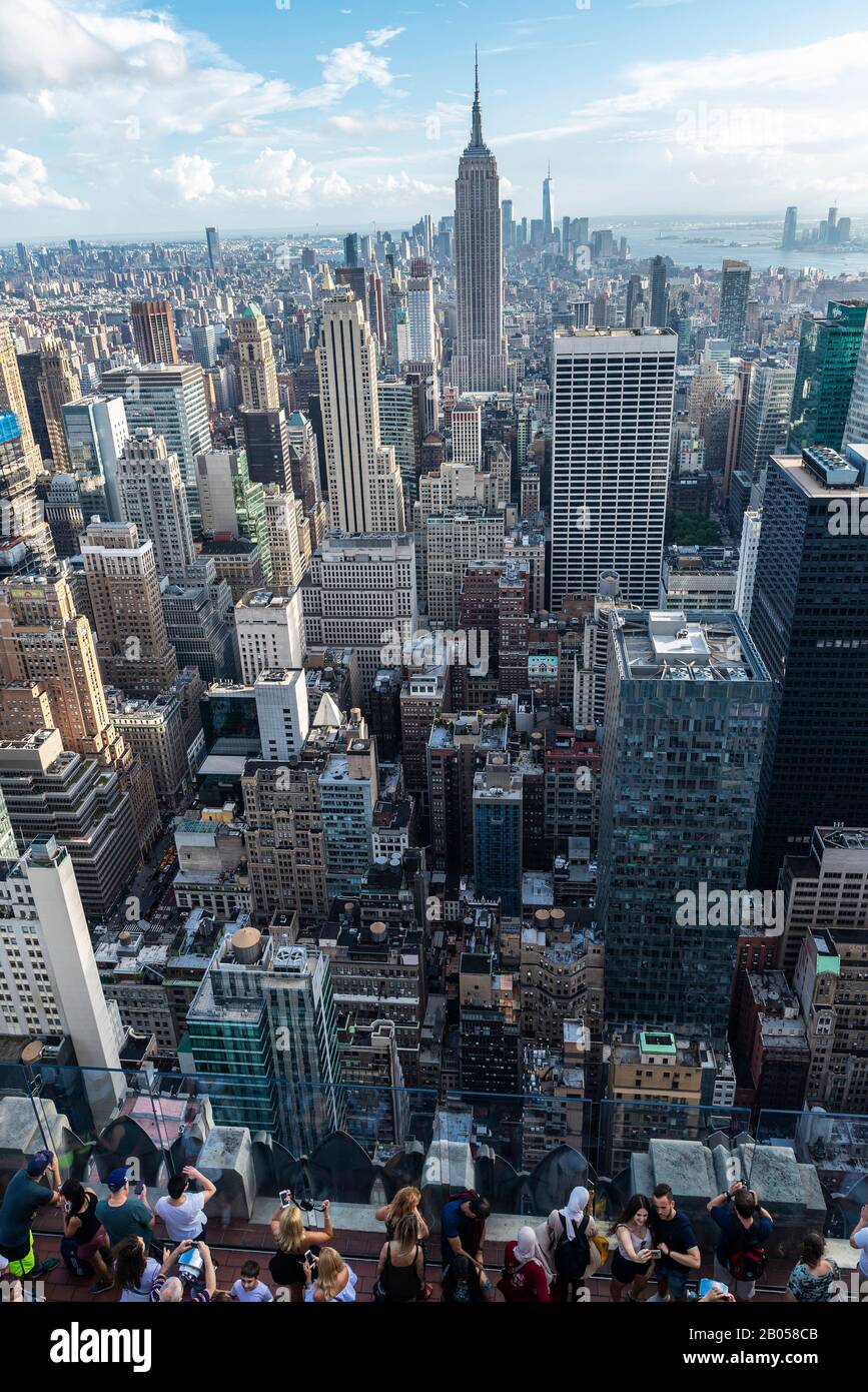 Top of the rock new york people sky hi-res stock photography and images ...