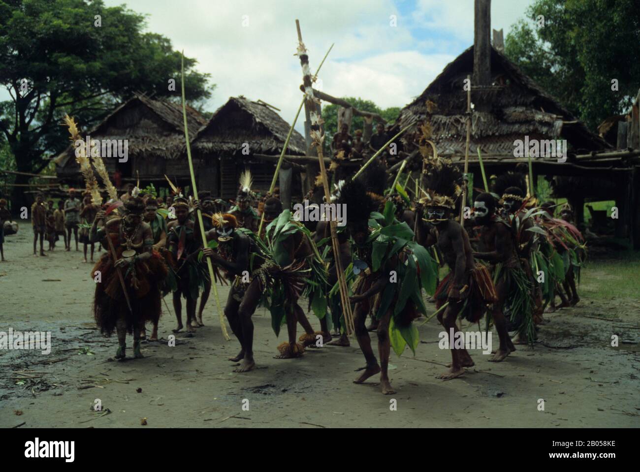 PAPUA NEW GUINEA, SEPIK RIVER, TRADITIONAL DANCES Stock Photo - Alamy