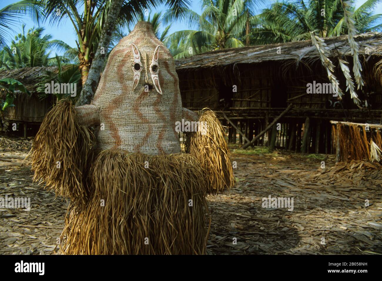 WEST NEW GUINEA, (IRIAN JAYA, INDONESIA), ASMAT REGION, PRIMITIVE ...