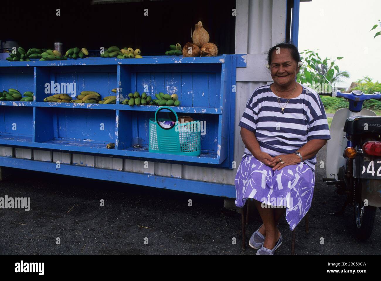 COOK ISLANDS, RAROTONGA, AVARUA, LOCAL WOMAN SELLING BANANAS AND ...