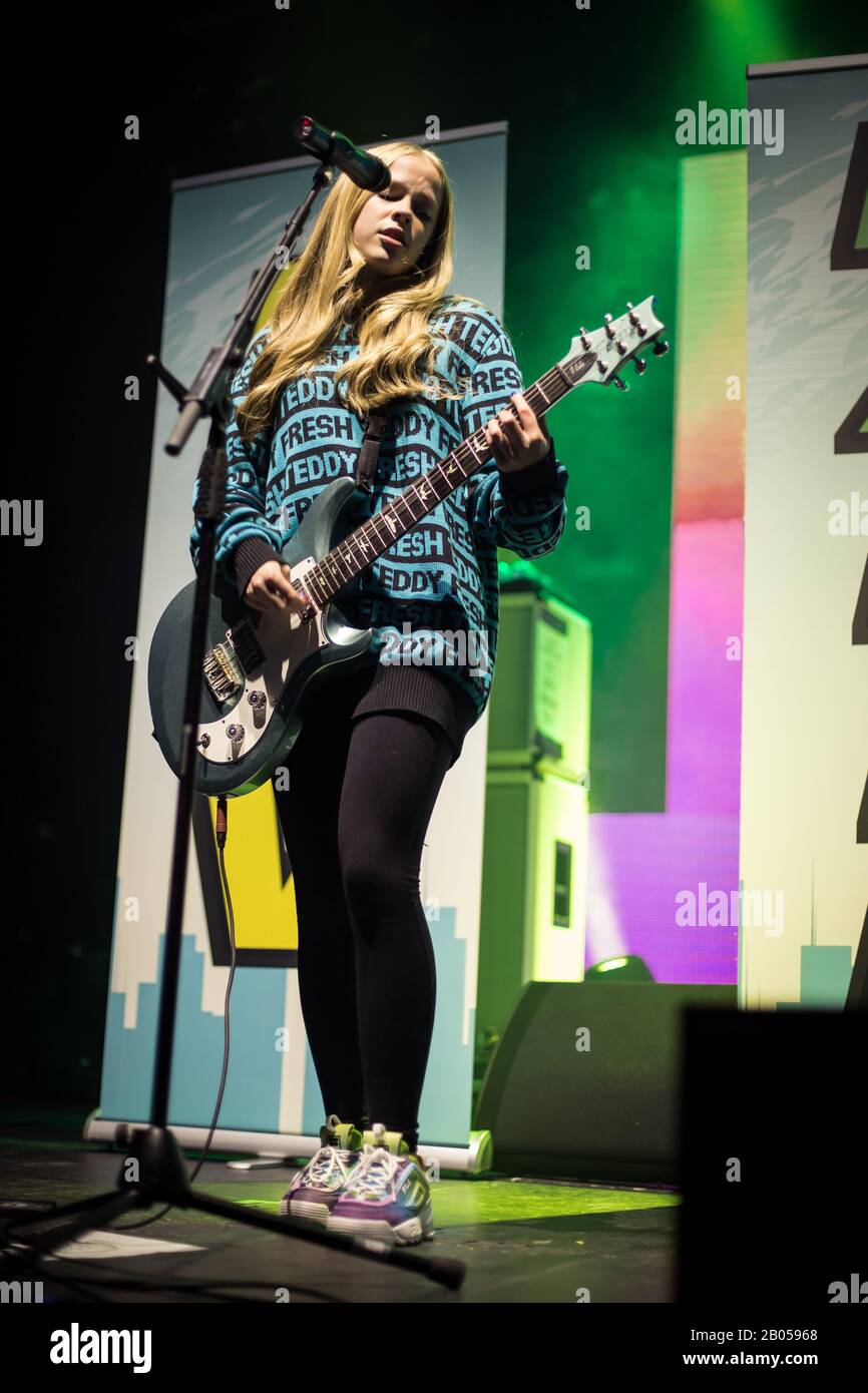 Liv Haynes singer/ guitarist from not ur girlfrenz , live at o2 ...