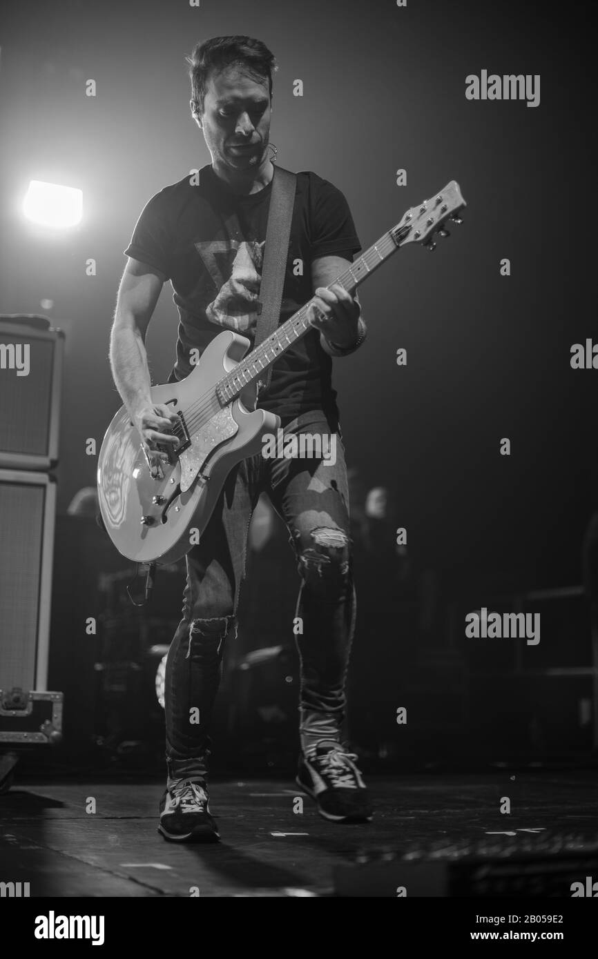 Sébastien Lefebvre guitarist from simple plan, live at o2 victoria ...