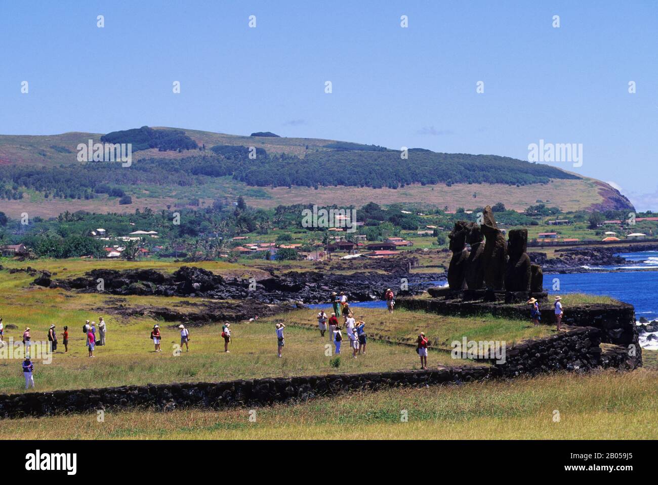 EASTER ISLAND, HANGA ROA, AHU TAHAI, TOURISTS Stock Photo - Alamy