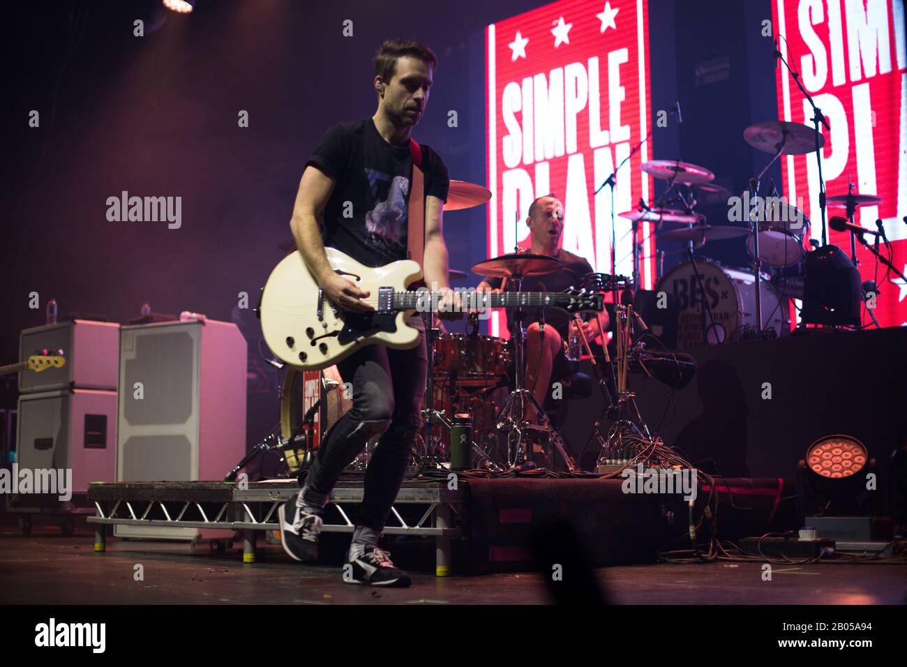 Simple plan guitarist hi-res stock photography and images - Alamy
