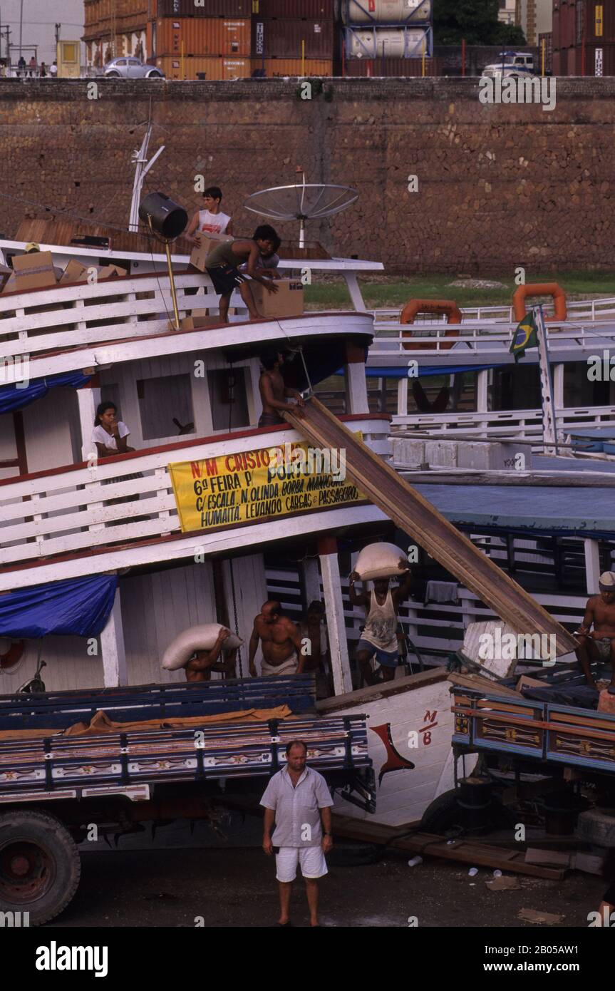 BRAZIL, AMAZON, MANAUS, PORT, LOCAL SHIP BEING UNLOADED Stock Photo - Alamy