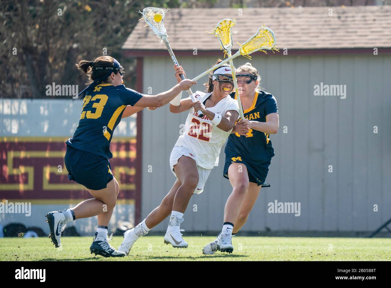 Southern California Trojans attacker Izzy McMahon (22) takes a free ...