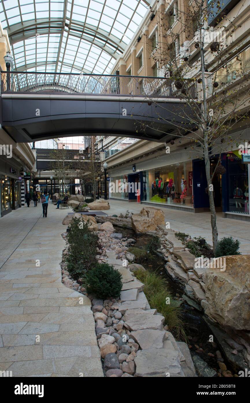 American shopping mall interior hi-res stock photography and images - Alamy