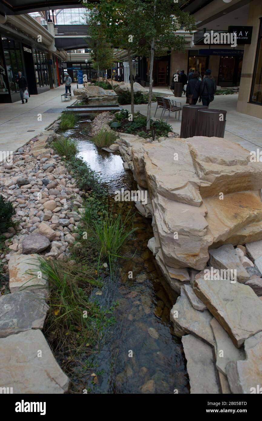 American shopping mall interior hi-res stock photography and images - Alamy