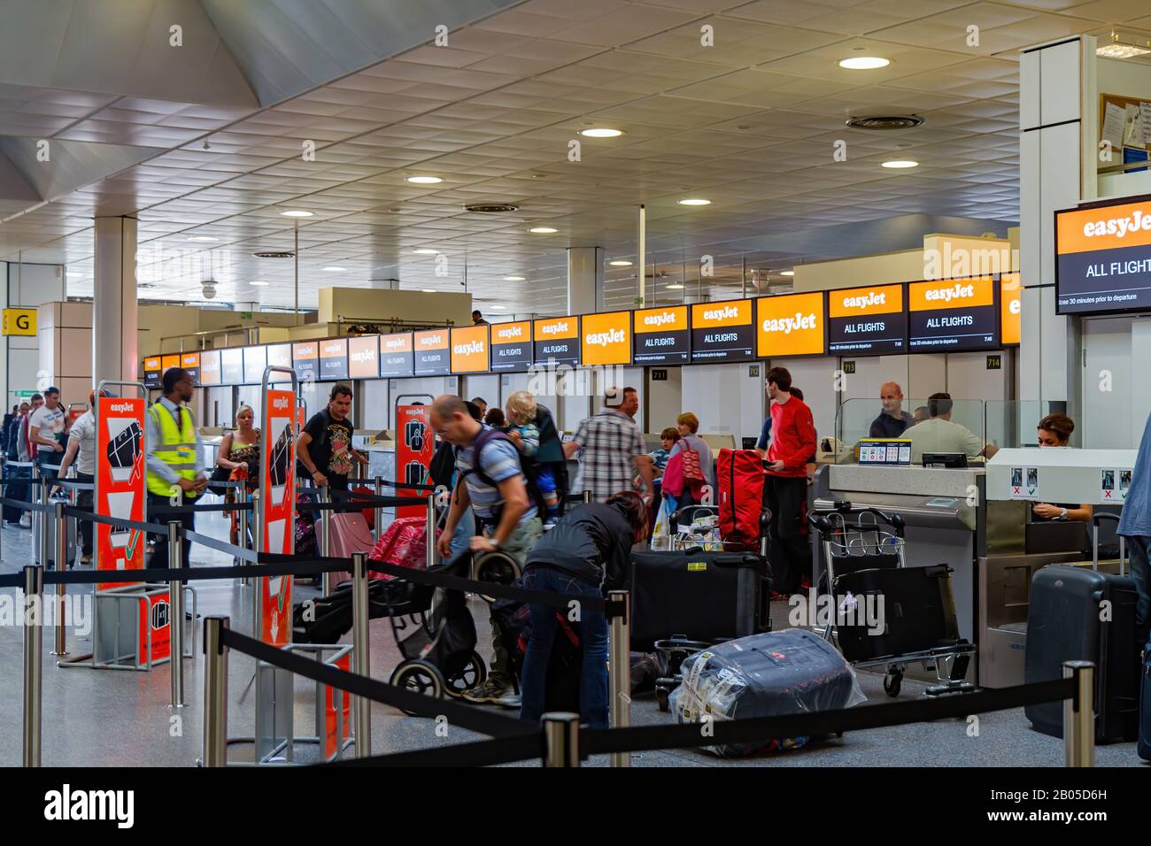 Easyjet check in hi-res stock photography and images - Alamy