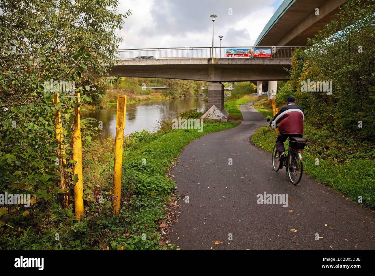 traffic hub with motorway A46, Ruhr Valley Cycleway and artwork 'Primus ...