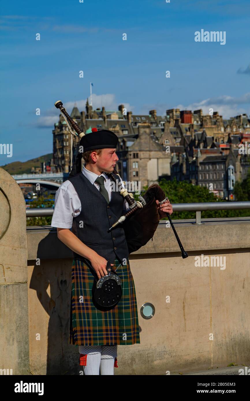 Scottish clothes hi-res stock photography and images - Alamy