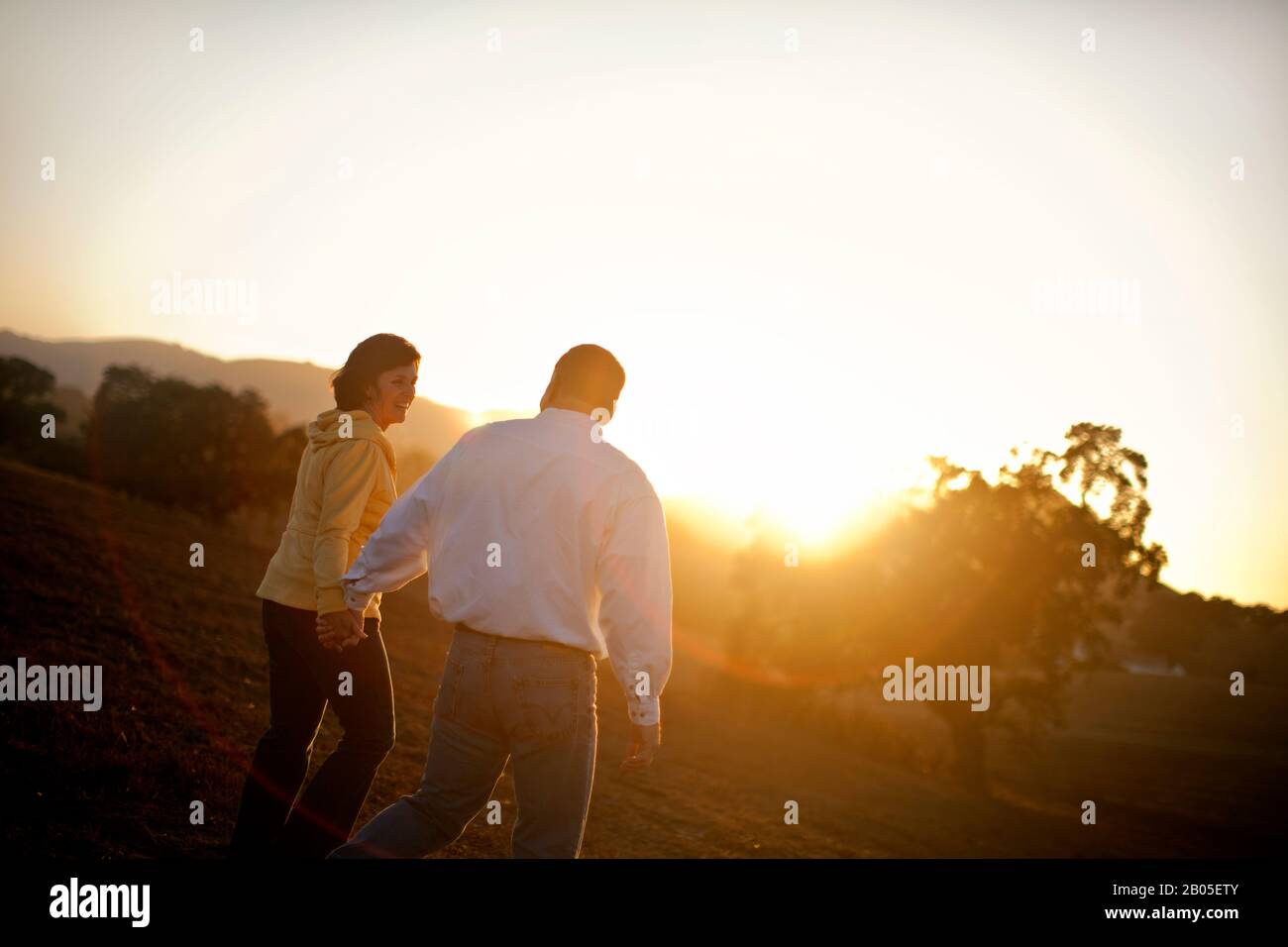 Couple walking towards the horizon hi-res stock photography and images ...