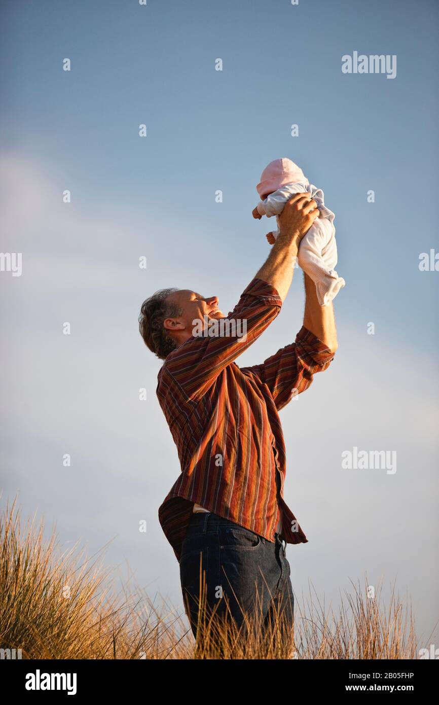 Man lifting kids hi-res stock photography and images - Alamy