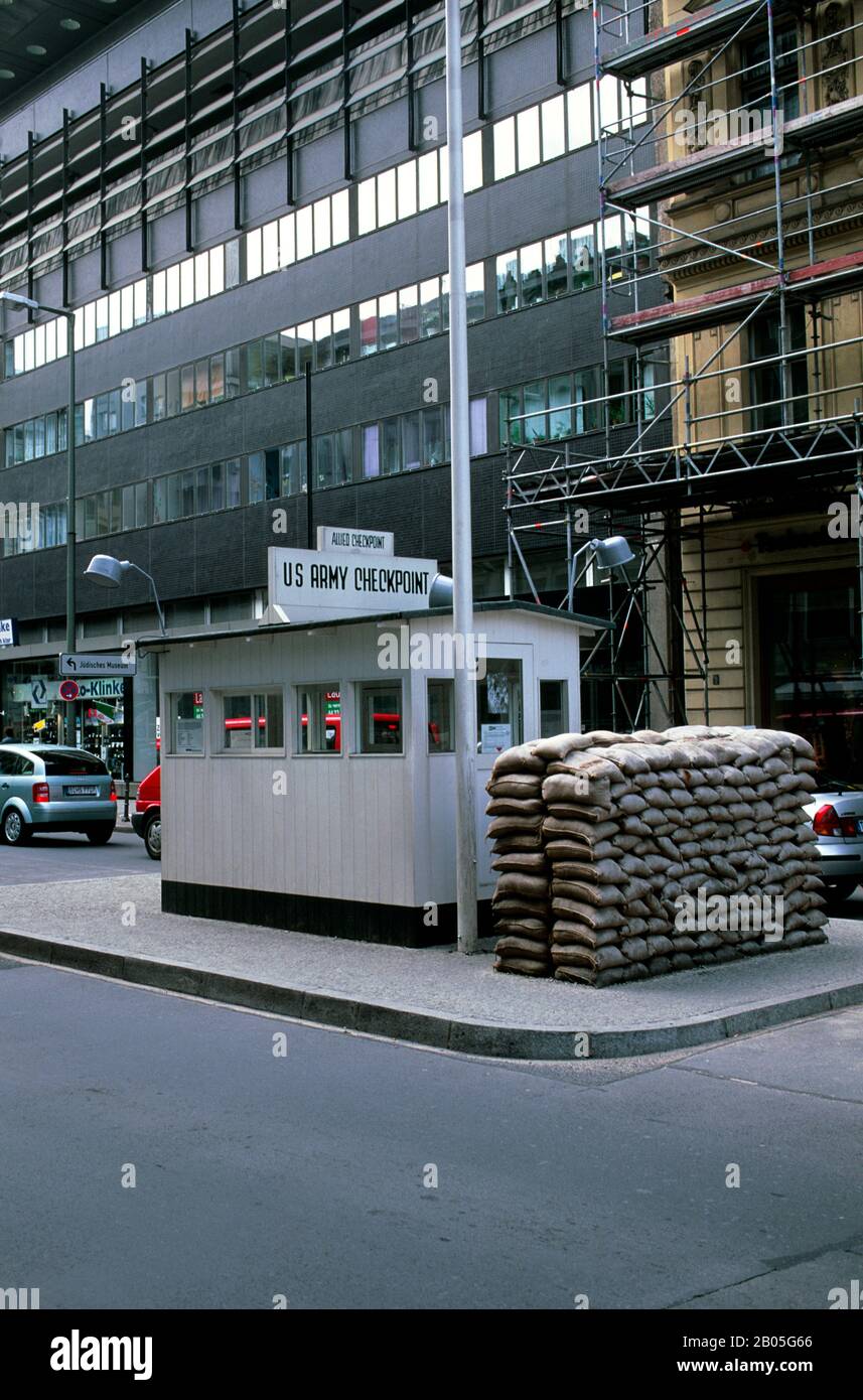 GERMANY, BERLIN, BERLIN WALL, CHECKPOINT CHARLIE Stock Photo - Alamy